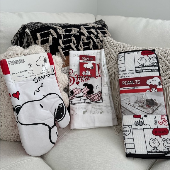 Peanuts | Kitchen | Peanuts Snoopy Valentine Kitchen Set Black White ...